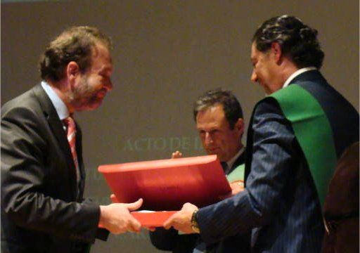 Insignia de oro para el Consejero de Educación, Formación y Empleo